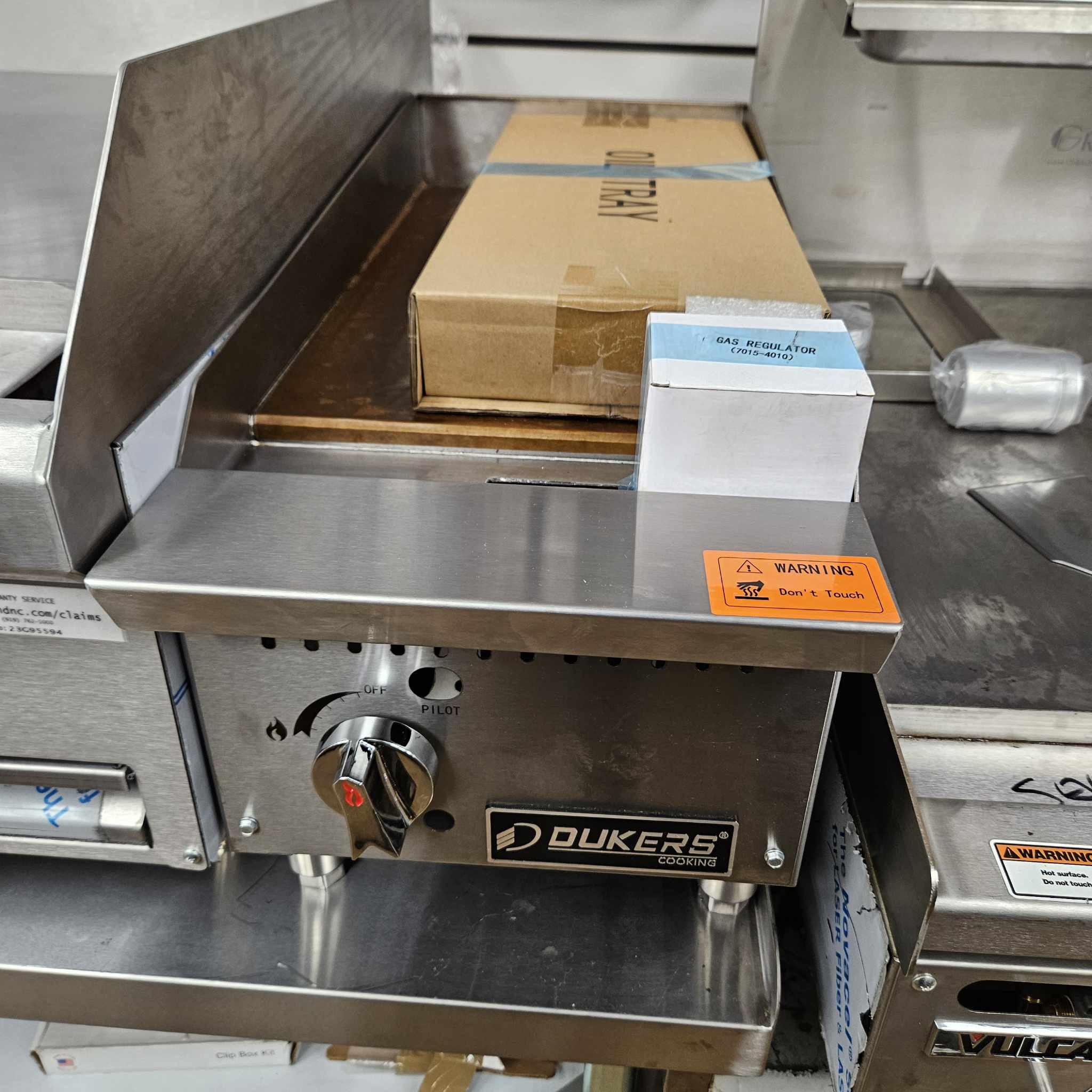 Dukers DCGM12 12" Natural Gas Manual Control Griddle [OPEN-BOX]